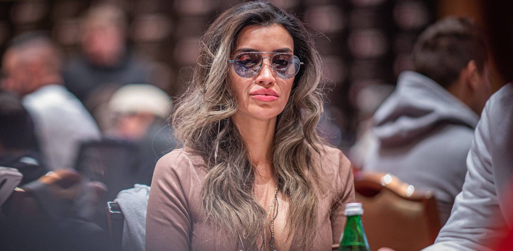 La Lew vince dopo la mano con J-4 e cambia le carte per la foto